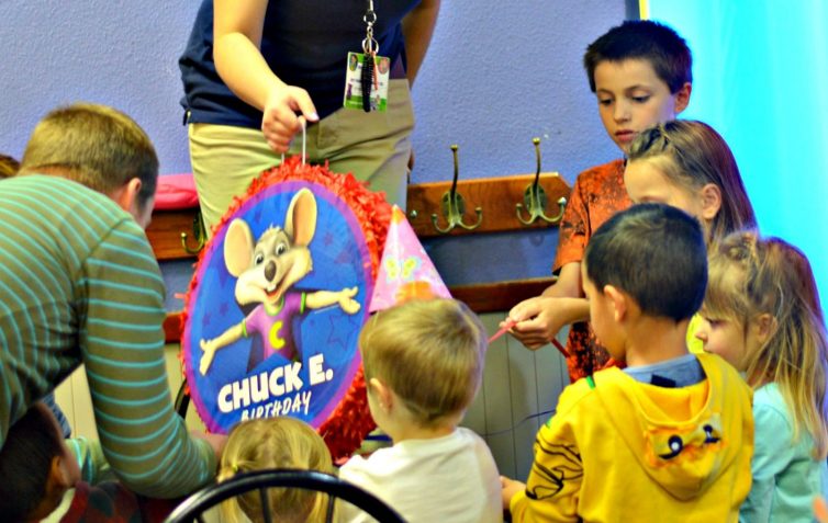 How To Throw an Amazing Birthday Party at Chuck E Cheese's - My Latina ...